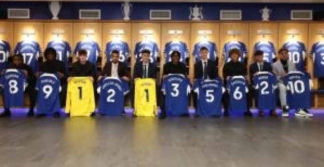 官方：切尔西与11名青训球员完成签约，将随U18开启季前备战_腾讯新闻