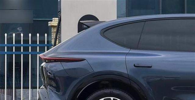 贾跃亭FF第二品牌FX6原型车谍照曝光 网友：这不是智己LS7吗_腾讯新闻