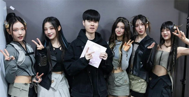 女团成员跪着跟T1合影，deft采访却说：她们年纪太小我得有分寸感_腾讯新闻