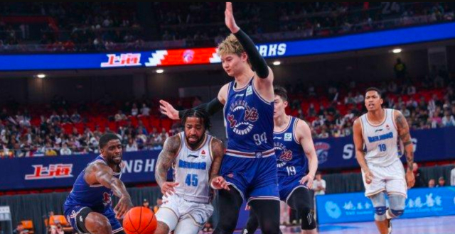 CBA季后赛G1：曾凡博王哲林低迷，NBA弃将轻取41分，北京不敌上海_腾讯新闻