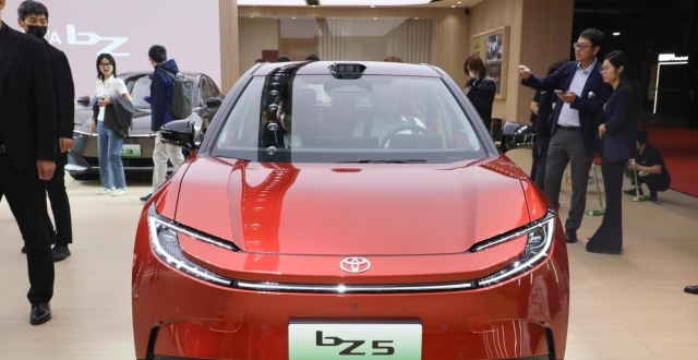 丰田bZ5：12.98万起，不堆参数不求快，但求稳_腾讯新闻