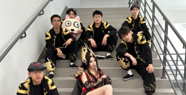 离谱！知名女Coser参展CP29随身携带保镖，险些被黑衣宅男强行掳走_腾讯新闻