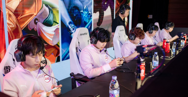 JDG四连败锁定B组，K甲冠军不堪一击，久哲和老林同病相怜_腾讯新闻