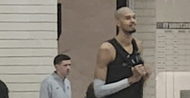 文班亚马再剃光头！重回少林武僧形象 约翰逊称两人互剃且文班手艺好_腾讯新闻