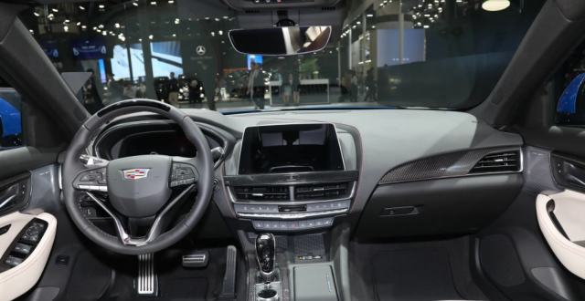 4S店:凯迪拉克CT5月底改款,定妆照曝光,外观升级,卖23万贵么_腾讯新闻