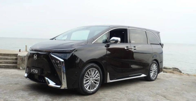 标配800V高压平台，搭载双8155芯片，试驾合创V09_腾讯新闻