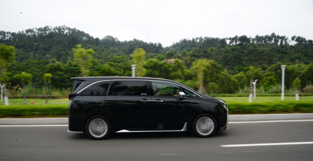 试驾合创V09 “MPV界卷王”靠什么挑战腾势D9销量王座？_腾讯新闻