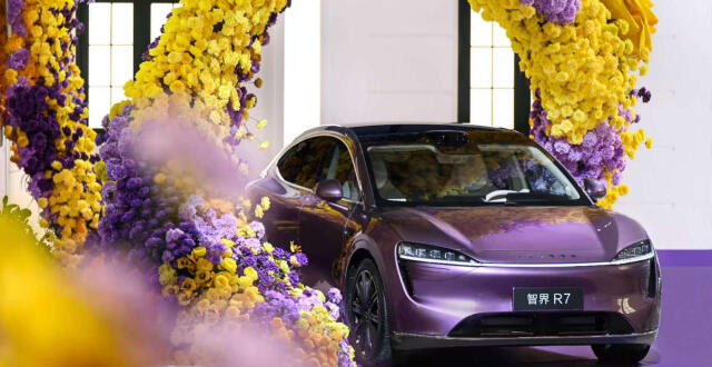 智界R7/S7双车上新，刘亦菲亮相鸿蒙智行智界品牌之夜_腾讯新闻