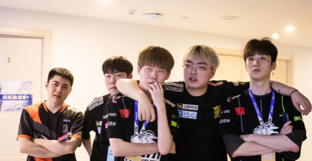 4AM韦神爆料曾跟小海互喷，112在三标是调侃，和王哥互相忍受对方_腾讯新闻