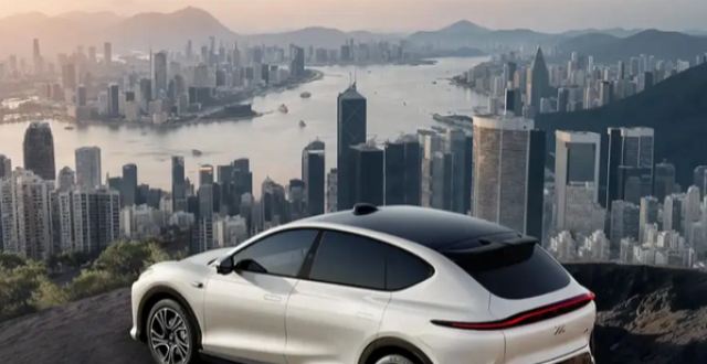 32.99万元！智己LS7焕新版实车正式发布：全系标配灵蜥数字底盘_腾讯新闻