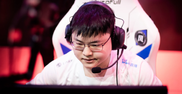 为了给Uzi加油，Rita身穿3D纹理上衣美出新高度，小钰看了都羡慕_腾讯新闻