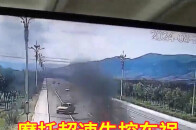 摩托超速失控车祸，现场燃起大火_腾讯新闻