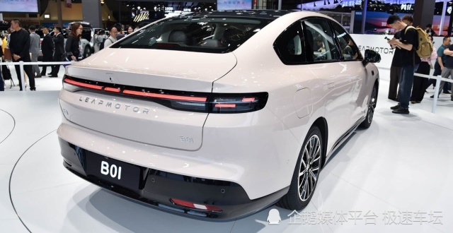零跑B01预售！它能否撼动小鹏MONA M03、秦L EV的市场地位？_腾讯新闻