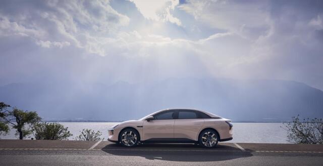 对标比亚迪秦PLUS EV 售价11.98万起 小鹏MONA M03正式上市_腾讯新闻