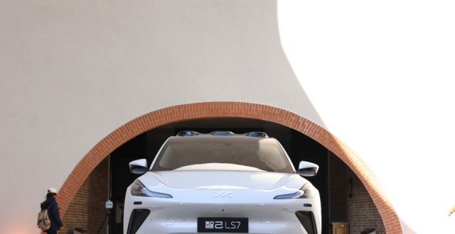 全新发布“全程AI舱” 智己LS7两款新增车型上市售28.98万起_腾讯新闻