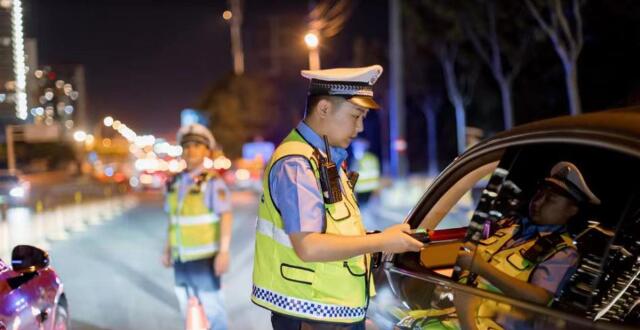 游客景区晕倒，被警车5分钟送到急救中心！湖北公安力保节日平安_腾讯新闻