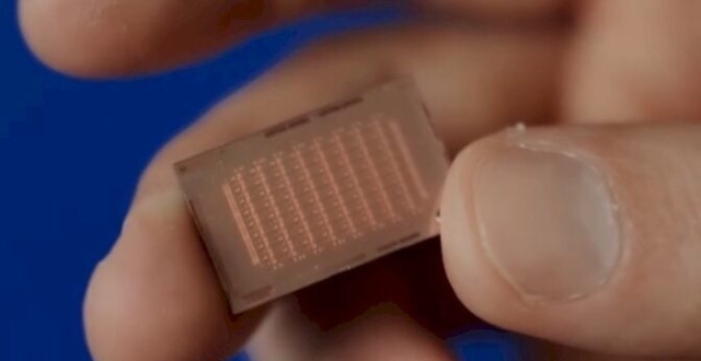 Meta全新自研AI芯片曝光：性能相比MTIA v1提升了3倍！_腾讯新闻