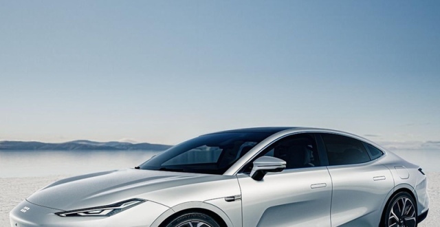 吉利银河E8正式亮相 风阻系数0.199Cd 配45英寸8K大屏+8295芯片_腾讯新闻