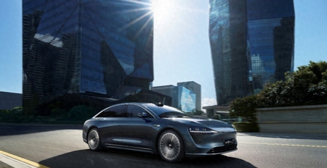 特斯拉FSD对比享界S9 ADS 3.0，谁是更可信赖“专职司机”？_腾讯新闻