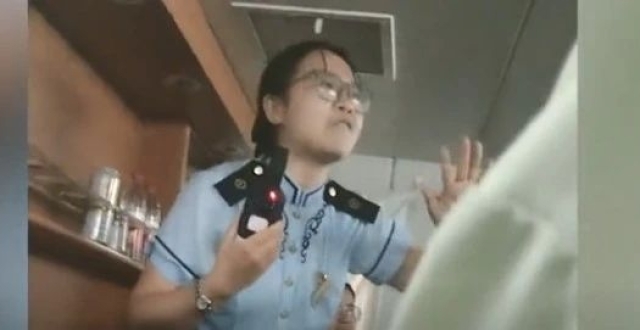 因暴雨，他们在K396上滞留超26小时，乘务员哽咽安抚！北京门头沟强降雨已致2人死亡，突发山洪冲走大量汽车，有铁路桥被冲断..._腾讯新闻