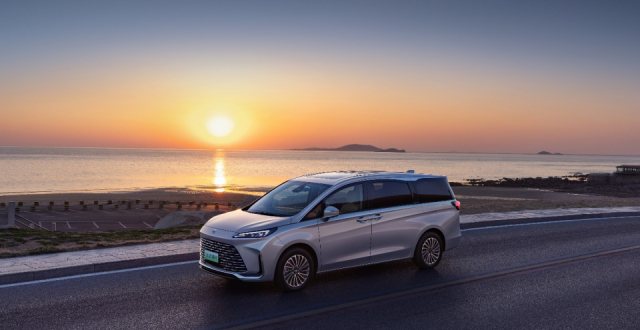 别克GL8陆尚插混MPV上市：1420km续航领跑30万级市场_腾讯新闻