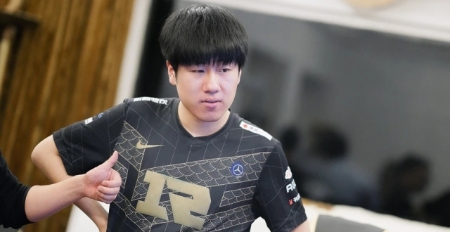 LOL：RNG战队准备摆烂，队内选手只留Wei，小明要走Uzi的老路了_腾讯新闻