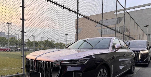 24款红旗H9实车到店，换全新双前脸+传统门把手，增1.8T动力/四驱_腾讯新闻