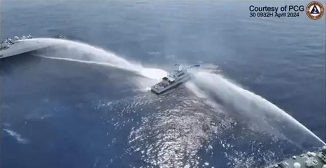 菲船强闯黄岩岛，我海警用水炮“洗礼”，将其逼退距黄岩岛20海里_腾讯新闻