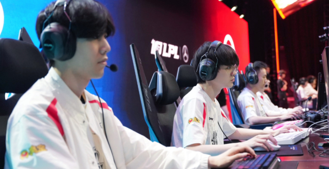 Theshy接连单杀对手，WBG横扫LGD，Uzi霸屏弹幕_腾讯新闻