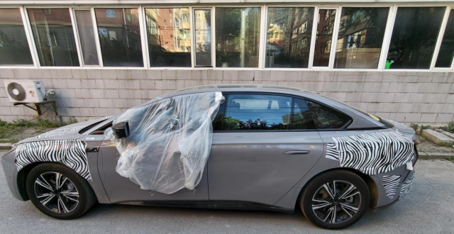 比亚迪汉同级！红旗E001现身街头，配激光雷达，续航800km_腾讯新闻