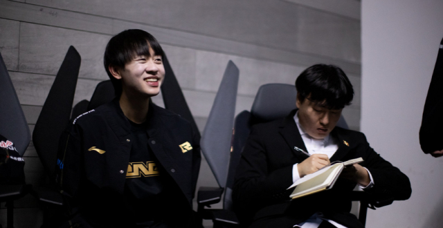 Xiaohu岩雀三抬保留RNG季后赛希望，RNG拿的会是湖人剧本吗？_腾讯新闻