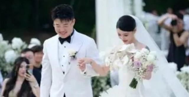 Uzi补办婚礼 史森明担任伴郎亲吻Uzi侧脸；宁王直言JKL的EZ容易暴毙，最强AD是uzi！Imp向Rookie道歉：没被删！_腾讯新闻