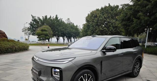 长安启源Q07街拍，大过宋L DM+女王副驾，配374马力+CDC魔毯悬架_腾讯新闻