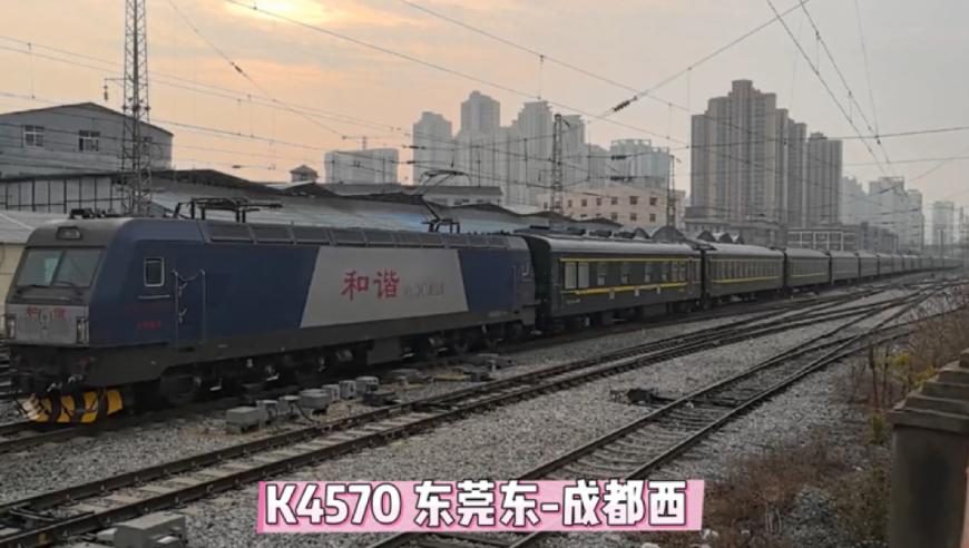 实拍K1311次列车停靠东莞东站，西宁开往深圳东_腾讯新闻