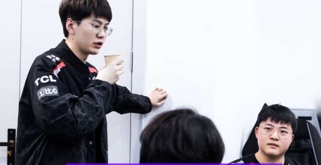 EDG爆冷被TT打成人机，jiejie、Ale问题太大，Uzi尽力了！_腾讯新闻