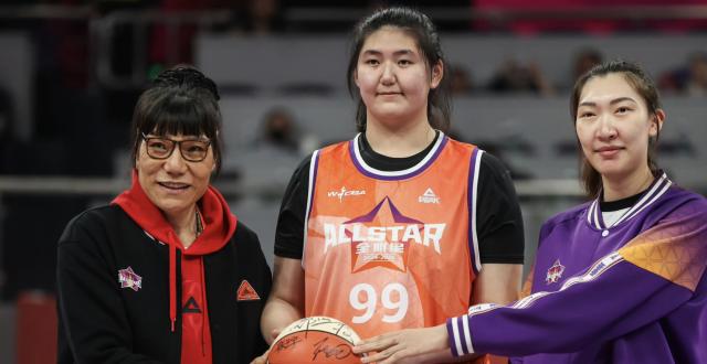 讽刺拉满！17岁女姚明打爆职业10分钟10中8轰17分 无缘WCBA太遗憾_腾讯新闻