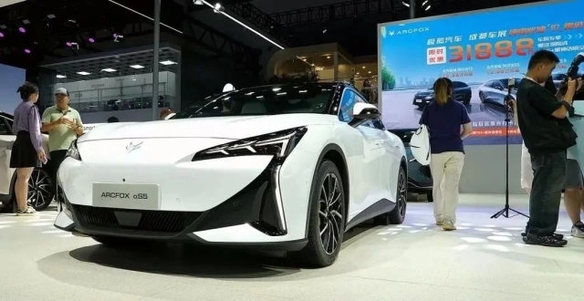 800V“普及者”极狐阿尔法S5，凭啥被纳入车展“闭眼入”？_腾讯新闻