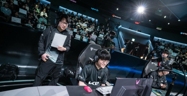 DK横扫NS拿下第2胜，ShowMaker五杀收尾，帅气摆pose_腾讯新闻