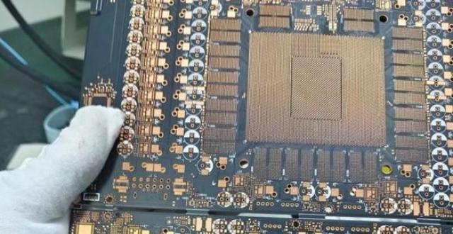 RTX 5090 PCB电路板谍照首次曝光，巨型核心引发热议_腾讯新闻