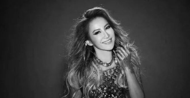 李玟因抑郁症轻生离世，长期用微笑进行“表达抑制”有哪些害处？_腾讯新闻