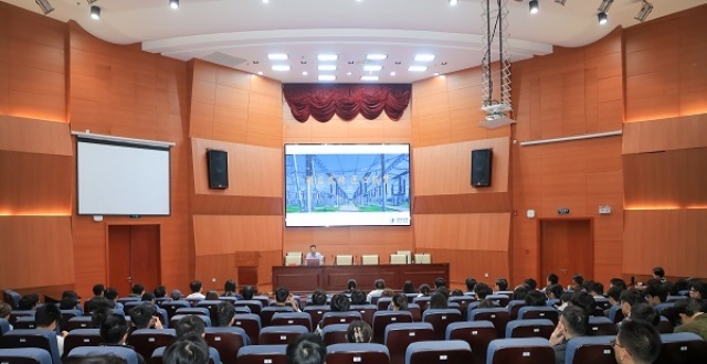 全国劳模王和杰走进大学校园：榜样力量引领学子成才之路_腾讯新闻