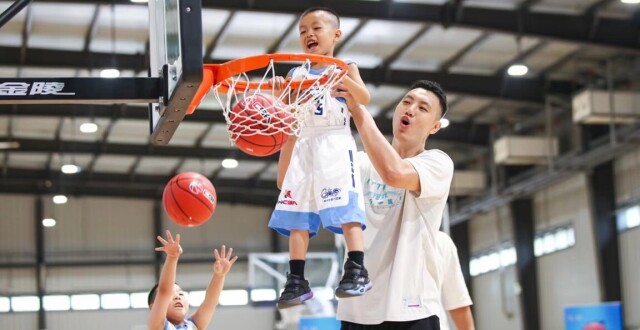2023年小小CBA·QQ星榛高篮球夏令营圆满结营！翟晓川等球员亲切互动_腾讯新闻