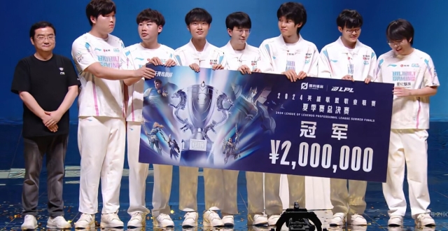 恭喜BLG！拿下夏冠，奖金200万！左手荣获FMVP，放话拿世界冠军_腾讯新闻