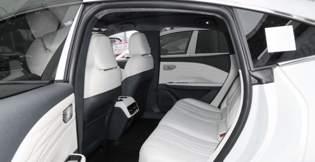 17.58万起售，标配高通8295芯片+45英寸大屏，吉利银河E8怎么选？_腾讯新闻