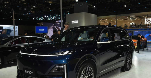 2025上海车展丨定位家庭大六座智慧旗舰SUV 深蓝S09预售价23.99万起_腾讯新闻