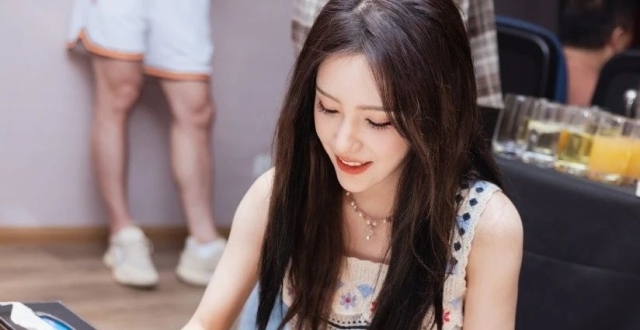 曾经的Uzi接班人 如今却沦为陪玩；Rita被质疑整容 当场回怼；周淑怡：我的身材颜值陪大哥，一周最少百万起步！_腾讯新闻