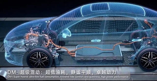 续航2000Km！油耗低至2.9L/100Km，比亚迪第5代DM混动再次拔高行业标准_腾讯新闻