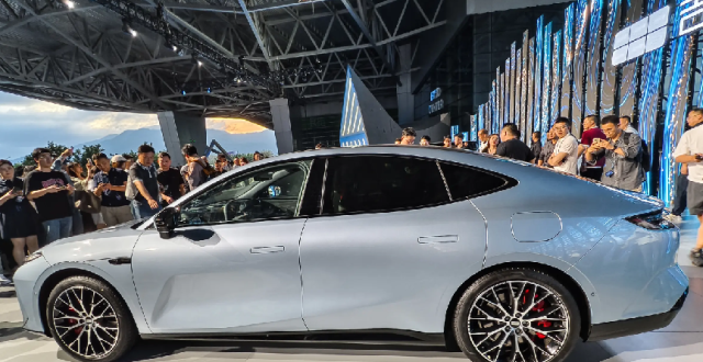 还是卷啊！新款银河E8降到14.98万起，入门骁龙8295+45英寸8K宽屏_腾讯新闻