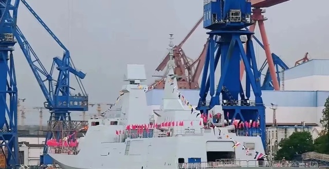 054B型护卫舰：6000吨体量和舰载装备，足以让其遂行大洋反潜作业_腾讯新闻