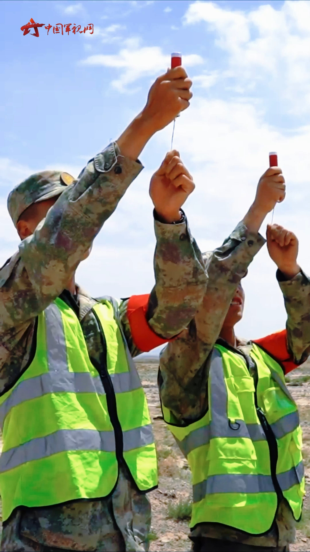 这才叫硬核！坦克实弹射击，尘土飞扬的瞬间太顶了_腾讯新闻